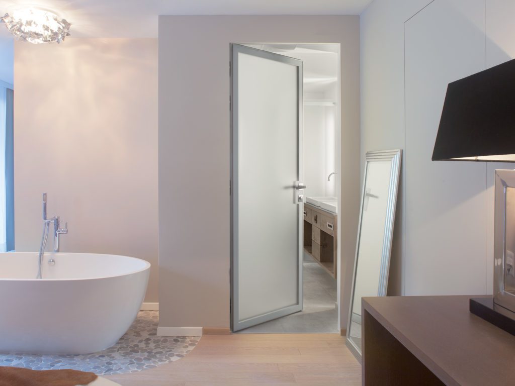 Porte battante en verre et aluminium ECLISSE - blog-eclisse-specialiste ...